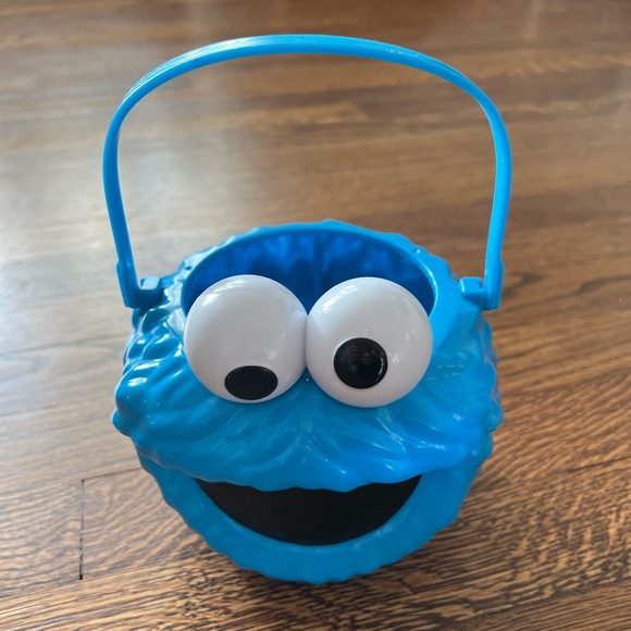 Sesame Street | Accessories | Sesame Street Live Cookie Monster Bucket ...